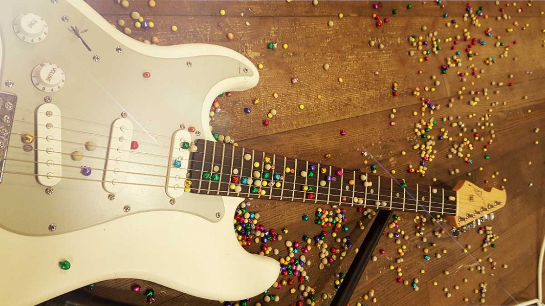 Floops – Concept for multiple Guitars and falling Objects – Martin Hiller